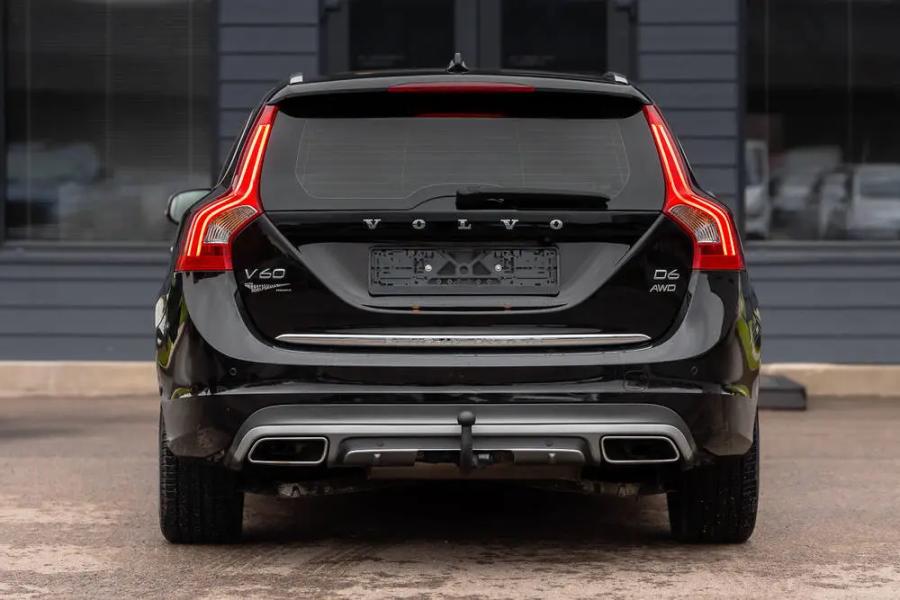 Melns Volvo V60 2014 Jelgava, ar dzinēja tilpumu 2.40 L un nobraukumu 210 tūkst. km par 10650 €, foto 8 vietnē AUTOMOTO.COM.LV