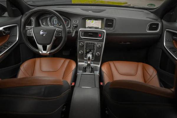 Melns Volvo V60 2014 Jelgava, ar dzinēja tilpumu 2.40 L un nobraukumu 210 tūkst. km par 10650 €, foto 8 vietnē AUTOMOTO.COM.LV