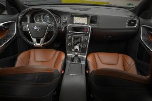 Melns Volvo V60 2014 Jelgava, ar dzinēja tilpumu 2.40 L un nobraukumu 210 tūkst. km par 10650 €, foto 9 vietnē AUTOMOTO.COM.LV