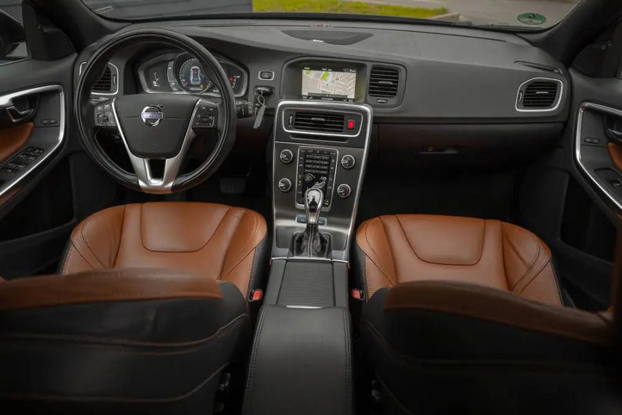 Melns Volvo V60 2014 Jelgava, ar dzinēja tilpumu 2.40 L un nobraukumu 210 tūkst. km par 10650 €, foto 9 vietnē AUTOMOTO.COM.LV
