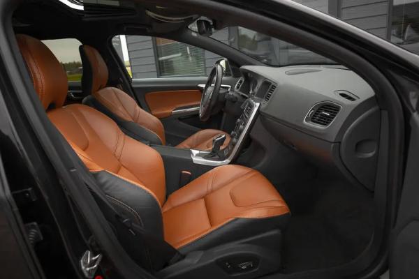 Melns Volvo V60 2014 Jelgava, ar dzinēja tilpumu 2.40 L un nobraukumu 210 tūkst. km par 10650 €, foto 9 vietnē AUTOMOTO.COM.LV