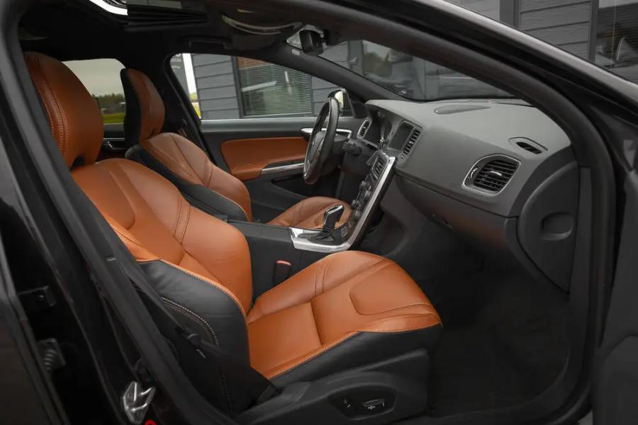 Melns Volvo V60 2014 Jelgava, ar dzinēja tilpumu 2.40 L un nobraukumu 210 tūkst. km par 10650 €, foto 10 vietnē AUTOMOTO.COM.LV