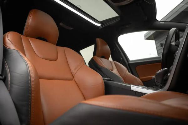 Melns Volvo V60 2014 Jelgava, ar dzinēja tilpumu 2.40 L un nobraukumu 210 tūkst. km par 10650 €, foto 10 vietnē AUTOMOTO.COM.LV