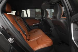 Melns Volvo V60 2014 Jelgava, ar dzinēja tilpumu 2.40 L un nobraukumu 210 tūkst. km par 10650 €, foto 12 vietnē AUTOMOTO.COM.LV