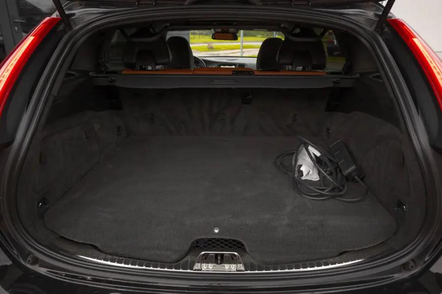 Melns Volvo V60 2014 Jelgava, ar dzinēja tilpumu 2.40 L un nobraukumu 210 tūkst. km par 10650 €, foto 13 vietnē AUTOMOTO.COM.LV