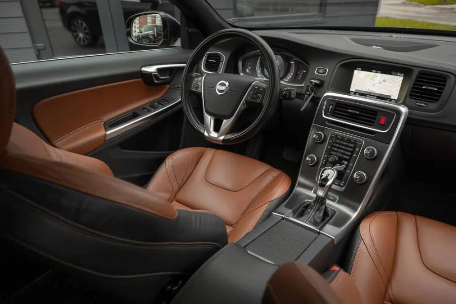 Melns Volvo V60 2014 Jelgava, ar dzinēja tilpumu 2.40 L un nobraukumu 210 tūkst. km par 10650 €, foto 14 vietnē AUTOMOTO.COM.LV