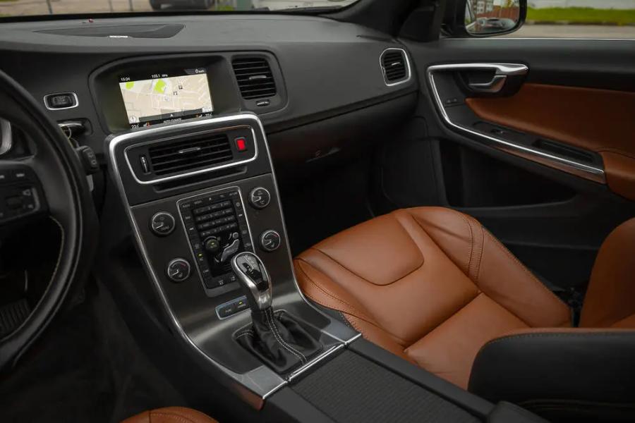 Melns Volvo V60 2014 Jelgava, ar dzinēja tilpumu 2.40 L un nobraukumu 210 tūkst. km par 10650 €, foto 15 vietnē AUTOMOTO.COM.LV