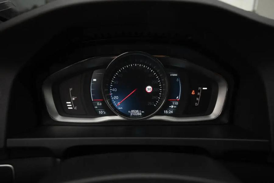 Melns Volvo V60 2014 Jelgava, ar dzinēja tilpumu 2.40 L un nobraukumu 210 tūkst. km par 10650 €, foto 21 vietnē AUTOMOTO.COM.LV
