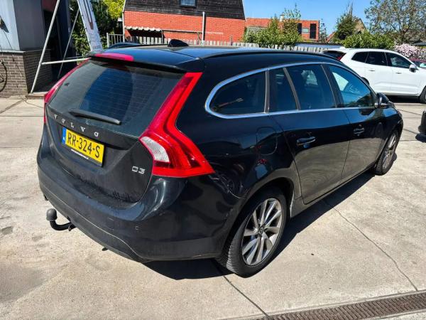 Melns Volvo V60 2014 Jūrmala, ar dzinēja tilpumu 2.00 L un nobraukumu 371 tūkst. km par 5990 €, foto 4 vietnē AUTOMOTO.COM.LV