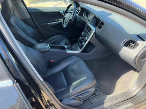 Melns Volvo V60 2014 Jūrmala, ar dzinēja tilpumu 2.00 L un nobraukumu 371 tūkst. km par 5990 €, foto 5 vietnē AUTOMOTO.COM.LV