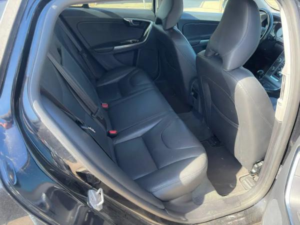 Melns Volvo V60 2014 Jūrmala, ar dzinēja tilpumu 2.00 L un nobraukumu 371 tūkst. km par 5990 €, foto 6 vietnē AUTOMOTO.COM.LV