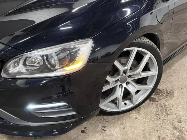 Melns Volvo V60 2014 Jūrmala, ar dzinēja tilpumu 2.40 L un nobraukumu 361 tūkst. km par 9995 €, foto 3 vietnē AUTOMOTO.COM.LV