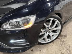 Black Volvo V60 2014 in Jurmala, with an engine capacity of 2.40 L and mileage of 361 thousand km for 9995 €, photo 4 on AUTOMOTO.COM.LV