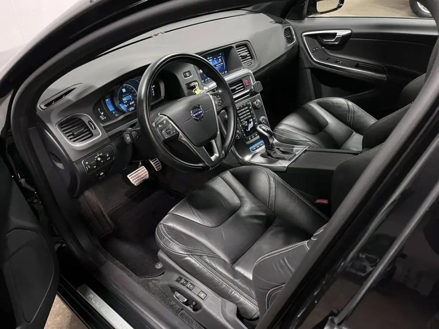 Black Volvo V60 2014 in Jurmala, with an engine capacity of 2.40 L and mileage of 361 thousand km for 9995 €, photo 20 on AUTOMOTO.COM.LV