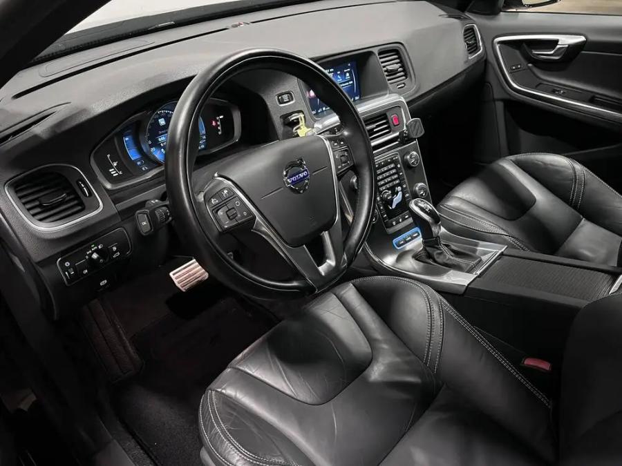 Black Volvo V60 2014 in Jurmala, with an engine capacity of 2.40 L and mileage of 361 thousand km for 9995 €, photo 21 on AUTOMOTO.COM.LV