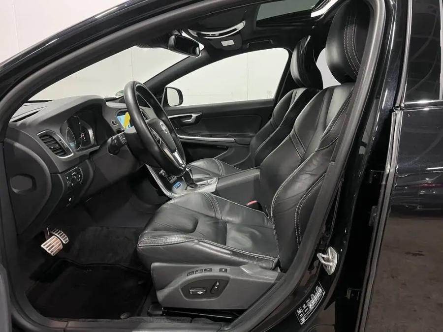 Black Volvo V60 2014 in Jurmala, with an engine capacity of 2.40 L and mileage of 361 thousand km for 9995 €, photo 22 on AUTOMOTO.COM.LV