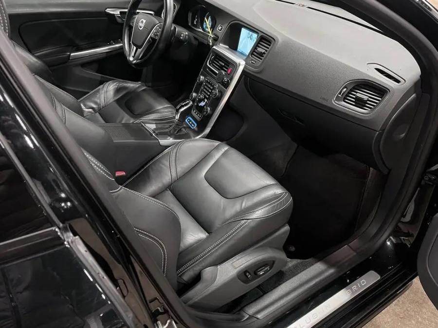 Black Volvo V60 2014 in Jurmala, with an engine capacity of 2.40 L and mileage of 361 thousand km for 9995 €, photo 25 on AUTOMOTO.COM.LV