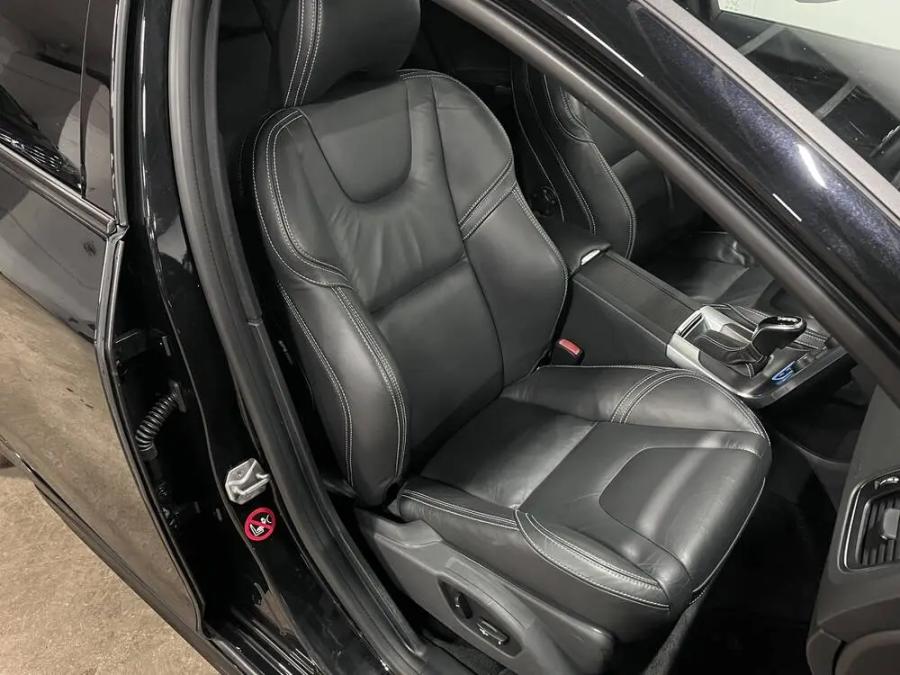 Black Volvo V60 2014 in Jurmala, with an engine capacity of 2.40 L and mileage of 361 thousand km for 9995 €, photo 27 on AUTOMOTO.COM.LV