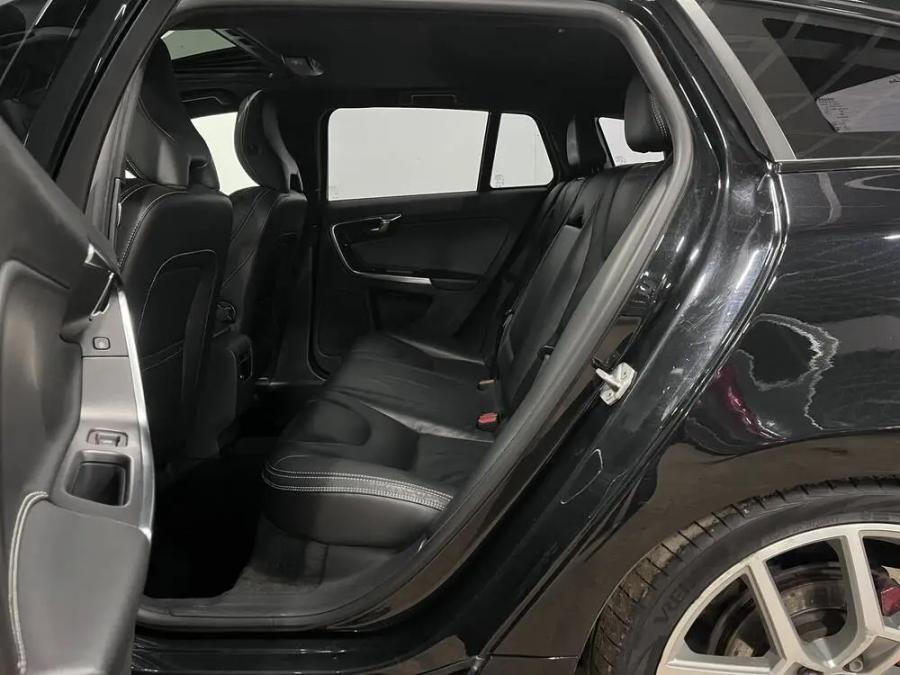 Black Volvo V60 2014 in Jurmala, with an engine capacity of 2.40 L and mileage of 361 thousand km for 9995 €, photo 30 on AUTOMOTO.COM.LV