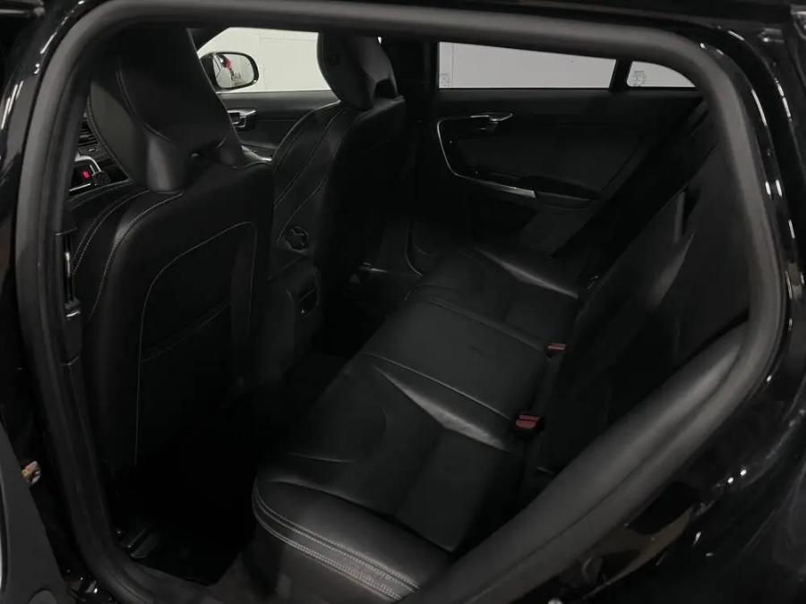 Black Volvo V60 2014 in Jurmala, with an engine capacity of 2.40 L and mileage of 361 thousand km for 9995 €, photo 31 on AUTOMOTO.COM.LV