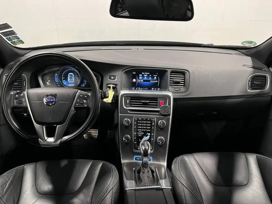 Black Volvo V60 2014 in Jurmala, with an engine capacity of 2.40 L and mileage of 361 thousand km for 9995 €, photo 32 on AUTOMOTO.COM.LV