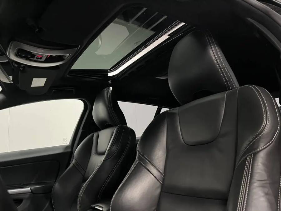 Black Volvo V60 2014 in Jurmala, with an engine capacity of 2.40 L and mileage of 361 thousand km for 9995 €, photo 35 on AUTOMOTO.COM.LV