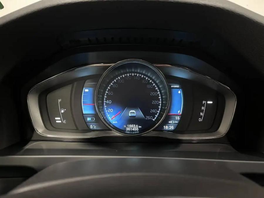 Black Volvo V60 2014 in Jurmala, with an engine capacity of 2.40 L and mileage of 361 thousand km for 9995 €, photo 36 on AUTOMOTO.COM.LV