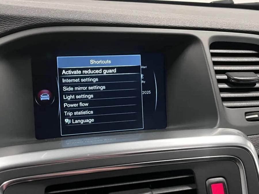 Black Volvo V60 2014 in Jurmala, with an engine capacity of 2.40 L and mileage of 361 thousand km for 9995 €, photo 38 on AUTOMOTO.COM.LV