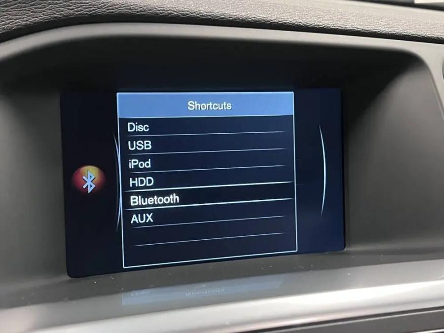 Black Volvo V60 2014 in Jurmala, with an engine capacity of 2.40 L and mileage of 361 thousand km for 9995 €, photo 43 on AUTOMOTO.COM.LV