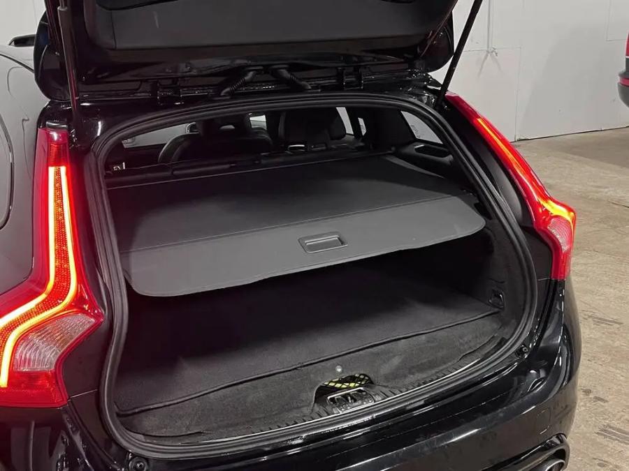 Black Volvo V60 2014 in Jurmala, with an engine capacity of 2.40 L and mileage of 361 thousand km for 9995 €, photo 55 on AUTOMOTO.COM.LV