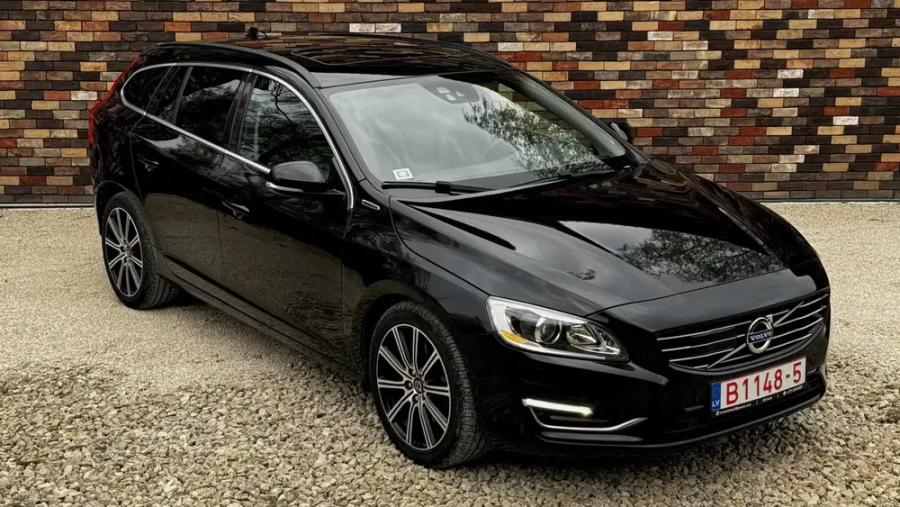 Black Volvo V60 2014 in Riga, with an engine capacity of 2.40 L and mileage of 149 thousand km for 13000 €, photo 3 on AUTOMOTO.COM.LV