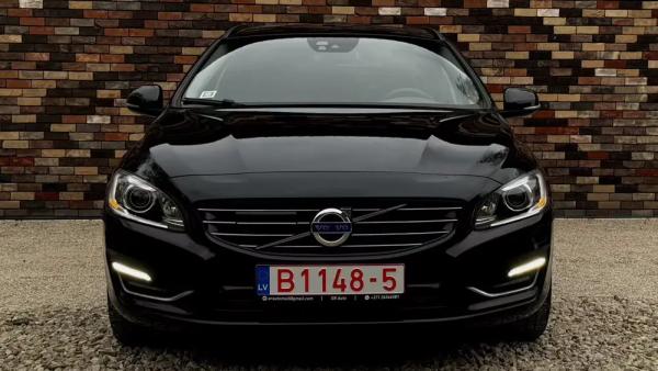 Black Volvo V60 2014 in Riga, with an engine capacity of 2.40 L and mileage of 149 thousand km for 13000 €, photo 5 on AUTOMOTO.COM.LV