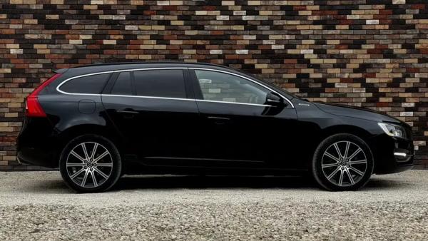 Black Volvo V60 2014 in Riga, with an engine capacity of 2.40 L and mileage of 149 thousand km for 13000 €, photo 7 on AUTOMOTO.COM.LV
