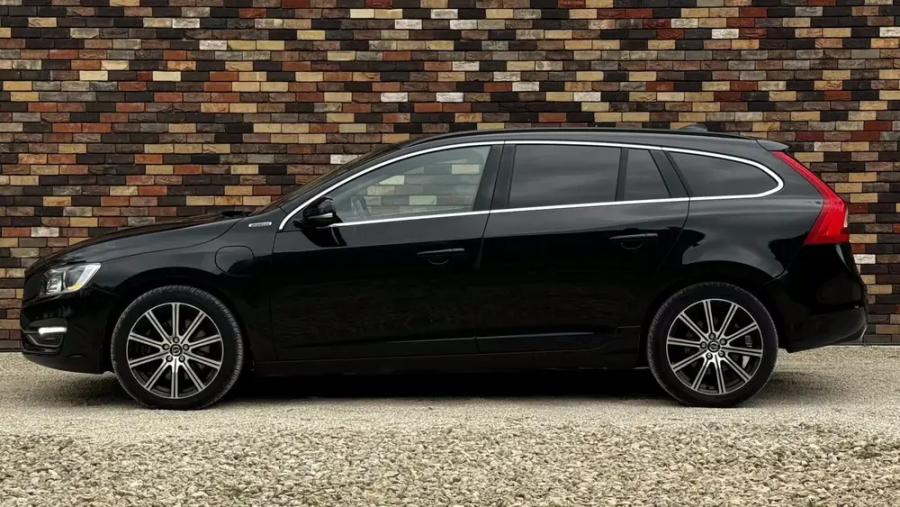 Black Volvo V60 2014 in Riga, with an engine capacity of 2.40 L and mileage of 149 thousand km for 13000 €, photo 9 on AUTOMOTO.COM.LV