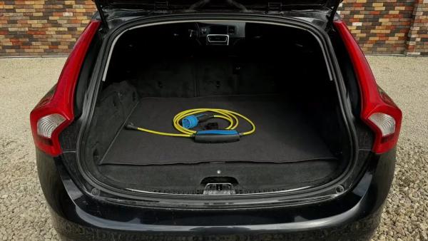 Black Volvo V60 2014 in Riga, with an engine capacity of 2.40 L and mileage of 149 thousand km for 13000 €, photo 9 on AUTOMOTO.COM.LV
