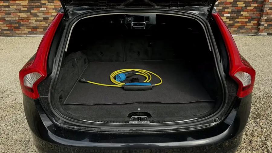 Black Volvo V60 2014 in Riga, with an engine capacity of 2.40 L and mileage of 149 thousand km for 13000 €, photo 10 on AUTOMOTO.COM.LV