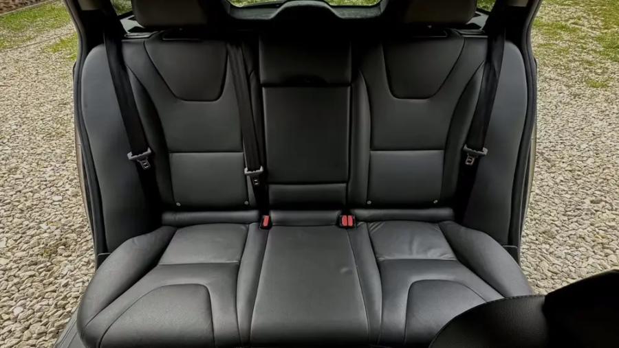 Black Volvo V60 2014 in Riga, with an engine capacity of 2.40 L and mileage of 149 thousand km for 13000 €, photo 12 on AUTOMOTO.COM.LV