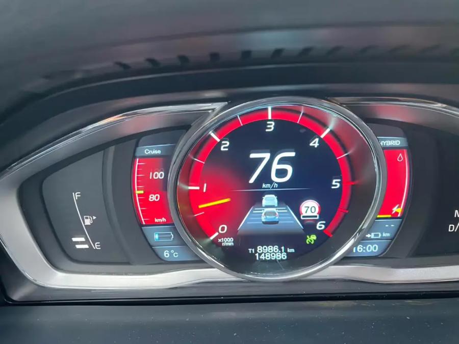 Black Volvo V60 2014 in Riga, with an engine capacity of 2.40 L and mileage of 149 thousand km for 13000 €, photo 19 on AUTOMOTO.COM.LV