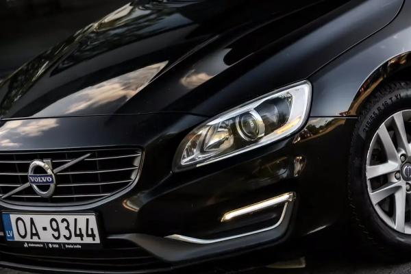 Melns Volvo V60 2014 Jelgava, ar dzinēja tilpumu 2.00 L un nobraukumu 262 tūkst. km par 7490 €, foto 5 vietnē AUTOMOTO.COM.LV