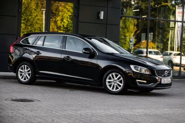 Melns Volvo V60 2014 Jelgava, ar dzinēja tilpumu 2.00 L un nobraukumu 262 tūkst. km par 7490 €, foto 7 vietnē AUTOMOTO.COM.LV