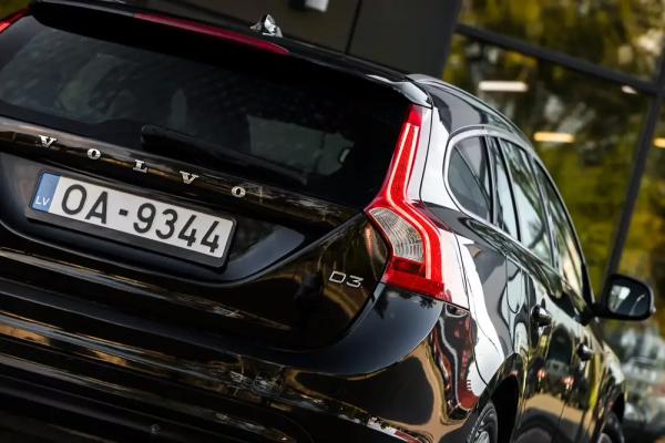 Melns Volvo V60 2014 Jelgava, ar dzinēja tilpumu 2.00 L un nobraukumu 262 tūkst. km par 7490 €, foto 9 vietnē AUTOMOTO.COM.LV