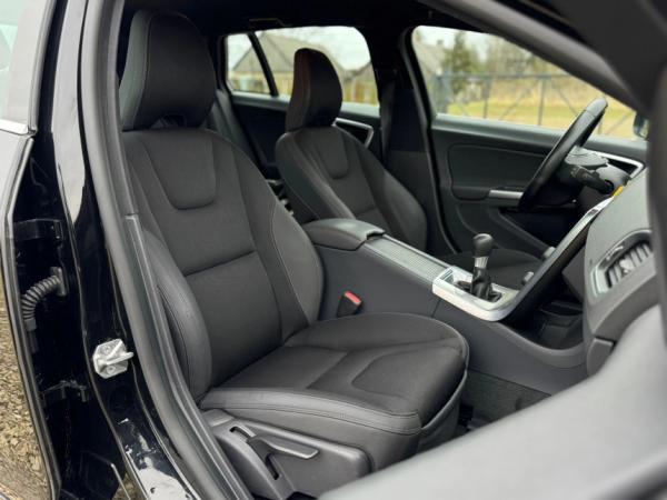 Melns Volvo V60 2014 Rīga, ar dzinēja tilpumu 2.00 L un nobraukumu 262 tūkst. km par 7990 €, foto 2 vietnē AUTOMOTO.COM.LV