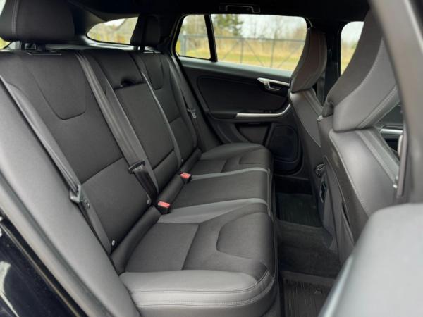 Melns Volvo V60 2014 Rīga, ar dzinēja tilpumu 2.00 L un nobraukumu 262 tūkst. km par 7990 €, foto 4 vietnē AUTOMOTO.COM.LV