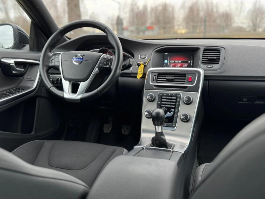 Melns Volvo V60 2014 Rīga, ar dzinēja tilpumu 2.00 L un nobraukumu 262 tūkst. km par 7990 €, foto 4 vietnē AUTOMOTO.COM.LV