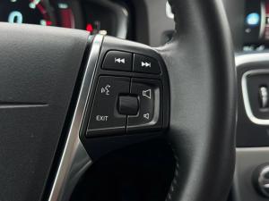 Melns Volvo V60 2014 Rīga, ar dzinēja tilpumu 2.00 L un nobraukumu 262 tūkst. km par 7990 €, foto 10 vietnē AUTOMOTO.COM.LV
