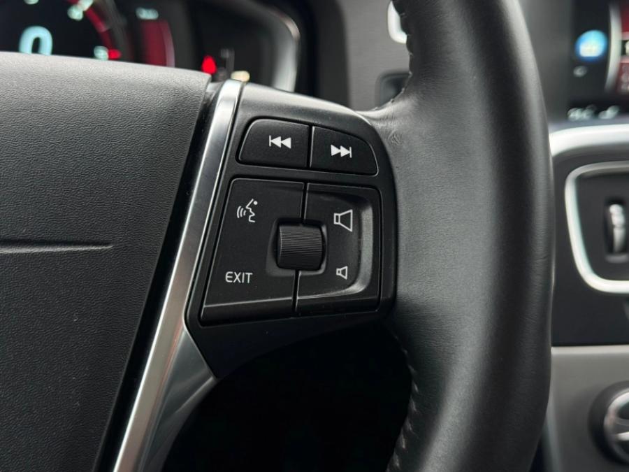 Melns Volvo V60 2014 Rīga, ar dzinēja tilpumu 2.00 L un nobraukumu 262 tūkst. km par 7990 €, foto 10 vietnē AUTOMOTO.COM.LV