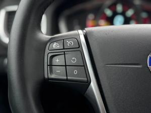 Melns Volvo V60 2014 Rīga, ar dzinēja tilpumu 2.00 L un nobraukumu 262 tūkst. km par 7990 €, foto 11 vietnē AUTOMOTO.COM.LV
