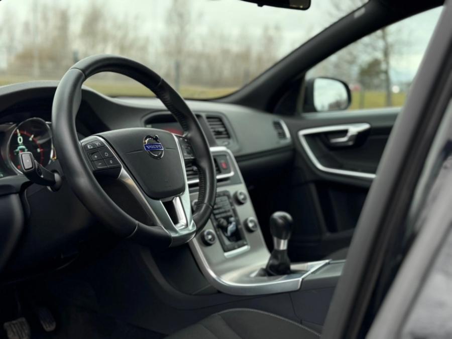 Melns Volvo V60 2014 Rīga, ar dzinēja tilpumu 2.00 L un nobraukumu 262 tūkst. km par 7990 €, foto 12 vietnē AUTOMOTO.COM.LV