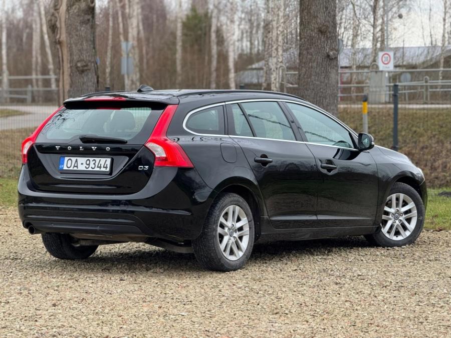 Melns Volvo V60 2014 Rīga, ar dzinēja tilpumu 2.00 L un nobraukumu 262 tūkst. km par 7990 €, foto 13 vietnē AUTOMOTO.COM.LV
