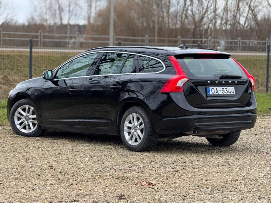 Melns Volvo V60 2014 Rīga, ar dzinēja tilpumu 2.00 L un nobraukumu 262 tūkst. km par 7990 €, foto 14 vietnē AUTOMOTO.COM.LV